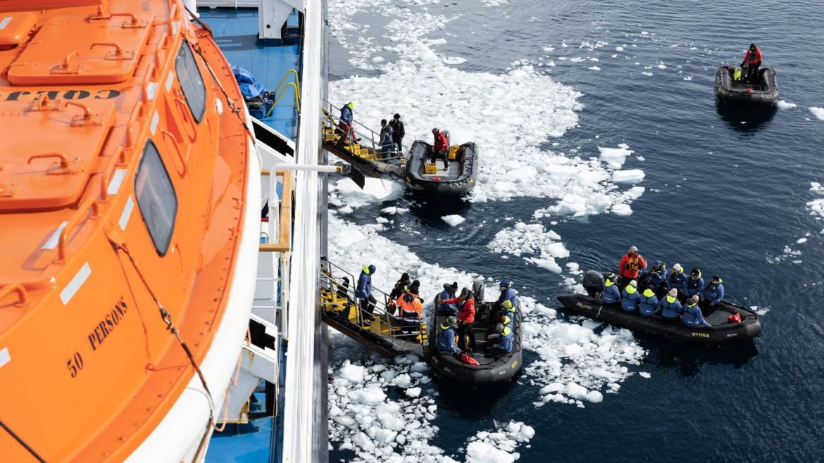 This is what it’s like to explore Antarctica’s wilderness in a Zodiac ...